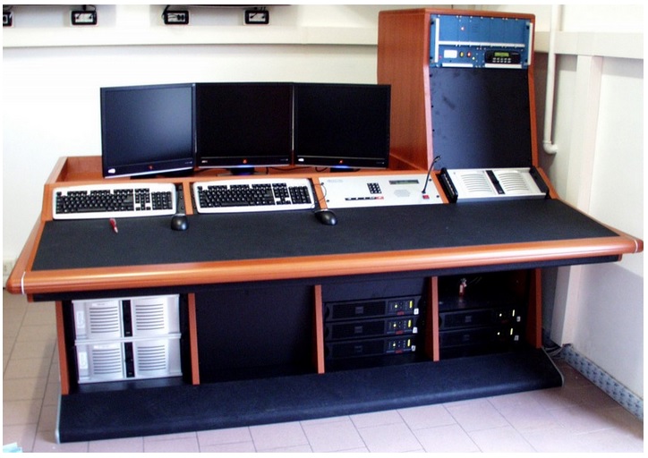 EuroCaster Studio Consoles Poliedro - Studio Furniture - BroadcastEurope.dk